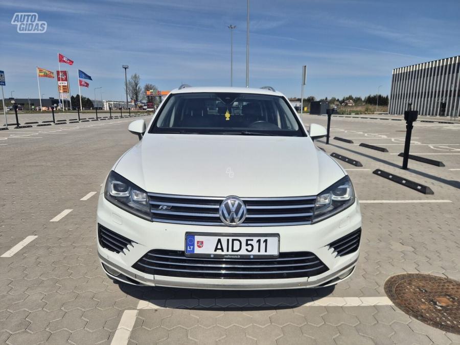 White Volkswagen Touareg 2015 in Vilnius, with an engine capacity of 3.00 L and mileage of 262 thousand km for 11200 €, photo 5 on AUTOMOTO.COM.LV