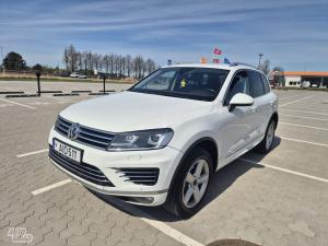 White Volkswagen Touareg 2015 in Vilnius, with an engine capacity of 3.00 L and mileage of 262 thousand km for 11200 €, photo 6 on AUTOMOTO.COM.LV