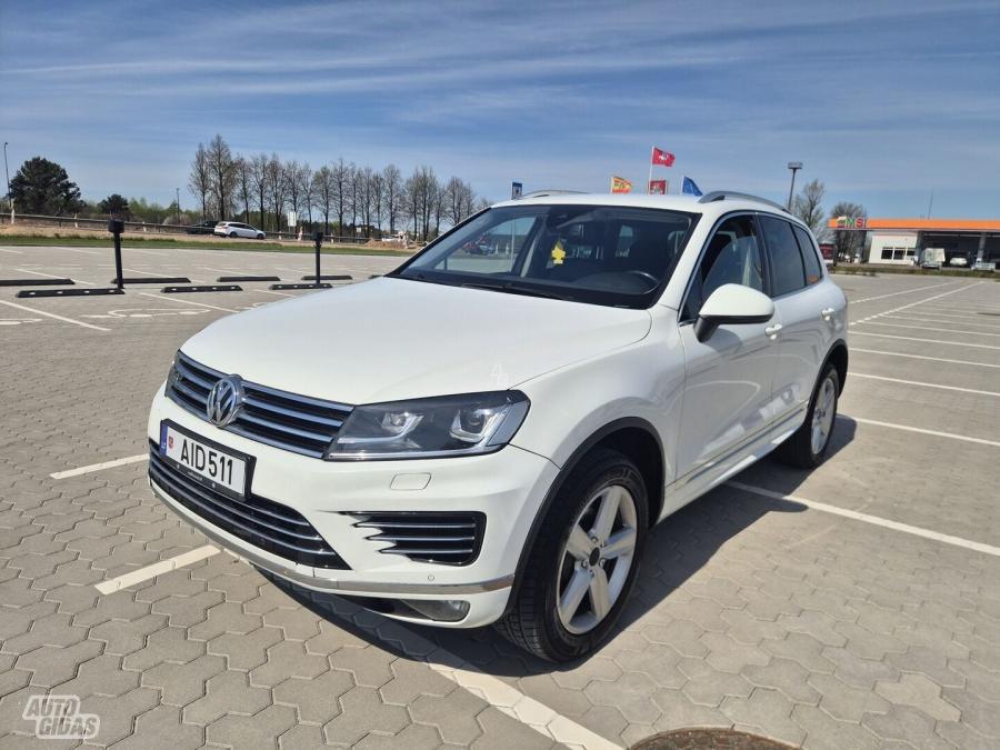 White Volkswagen Touareg 2015 in Vilnius, with an engine capacity of 3.00 L and mileage of 262 thousand km for 11200 €, photo 6 on AUTOMOTO.COM.LV
