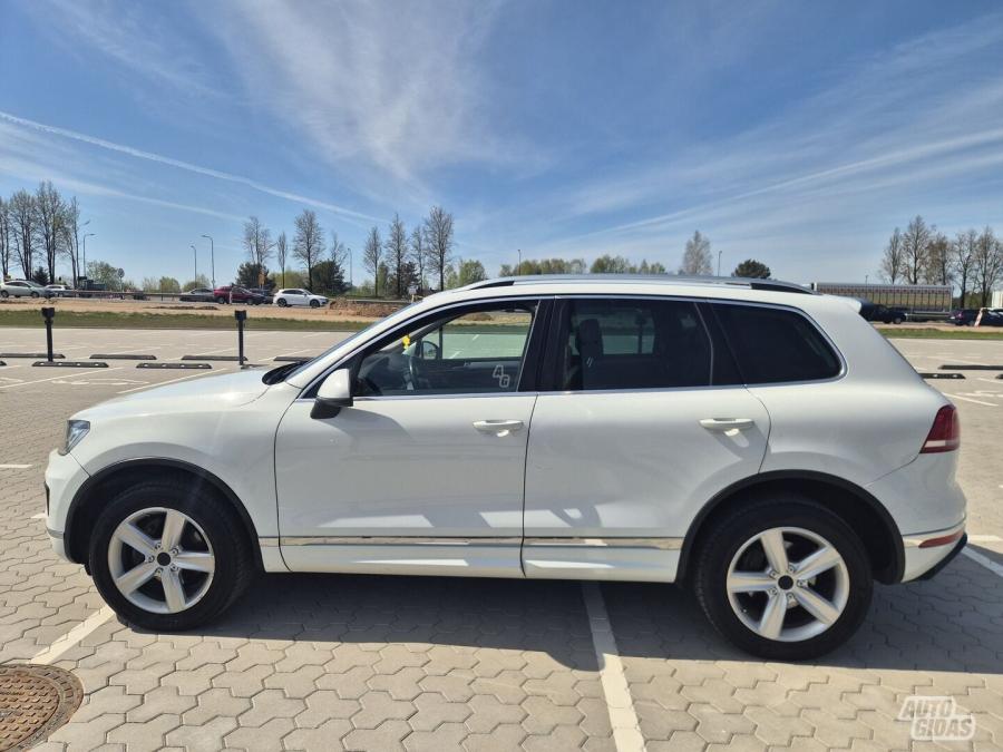 White Volkswagen Touareg 2015 in Vilnius, with an engine capacity of 3.00 L and mileage of 262 thousand km for 11200 €, photo 7 on AUTOMOTO.COM.LV