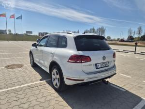 White Volkswagen Touareg 2015 in Vilnius, with an engine capacity of 3.00 L and mileage of 262 thousand km for 11200 €, photo 8 on AUTOMOTO.COM.LV