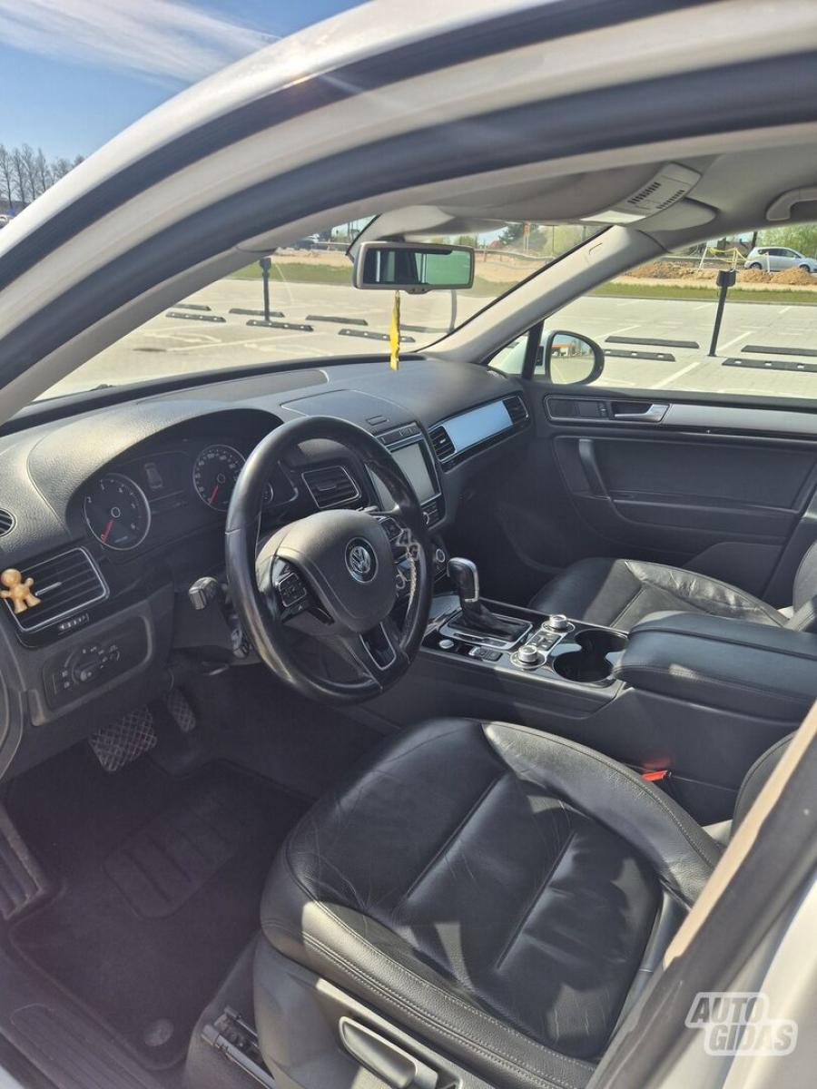 White Volkswagen Touareg 2015 in Vilnius, with an engine capacity of 3.00 L and mileage of 262 thousand km for 11200 €, photo 9 on AUTOMOTO.COM.LV