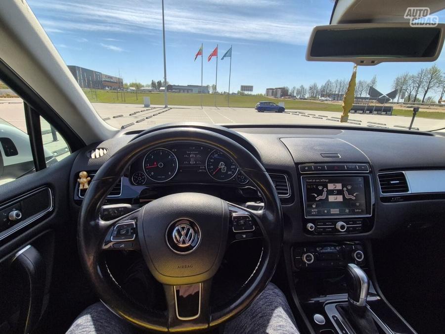 White Volkswagen Touareg 2015 in Vilnius, with an engine capacity of 3.00 L and mileage of 262 thousand km for 11200 €, photo 10 on AUTOMOTO.COM.LV