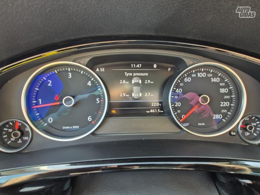 White Volkswagen Touareg 2015 in Vilnius, with an engine capacity of 3.00 L and mileage of 262 thousand km for 11200 €, photo 11 on AUTOMOTO.COM.LV