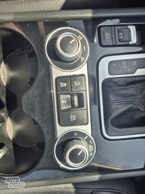 White Volkswagen Touareg 2015 in Vilnius, with an engine capacity of 3.00 L and mileage of 262 thousand km for 11200 €, photo 12 on AUTOMOTO.COM.LV