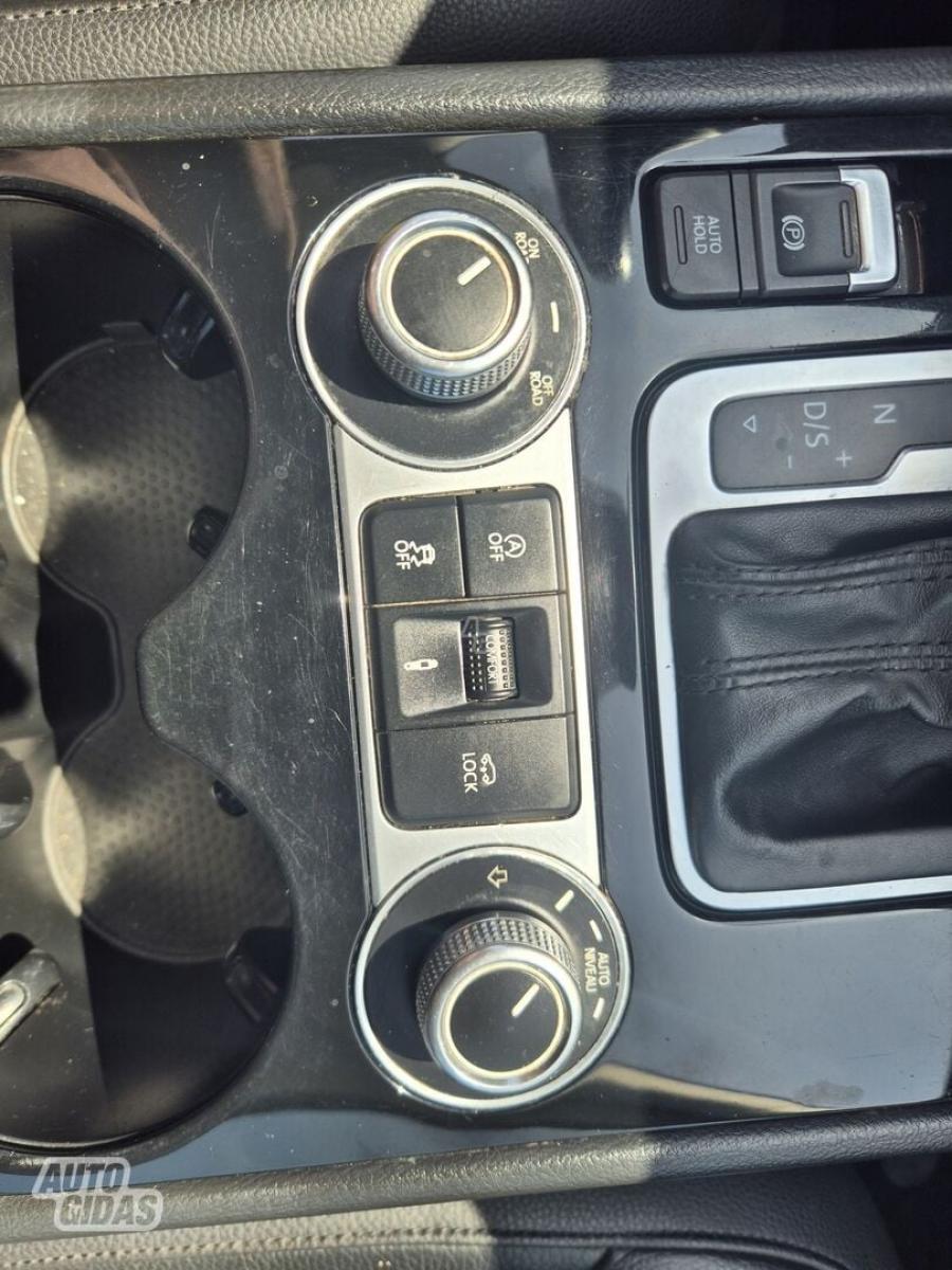 White Volkswagen Touareg 2015 in Vilnius, with an engine capacity of 3.00 L and mileage of 262 thousand km for 11200 €, photo 12 on AUTOMOTO.COM.LV