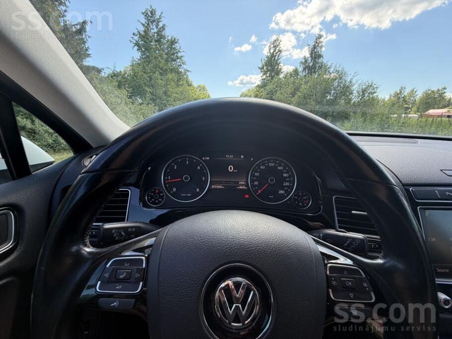 Balts Volkswagen Touareg 2015 Rīga, ar dzinēja tilpumu 3.00 L un nobraukumu 257 tūkst. km par 14200 €, foto 8 vietnē AUTOMOTO.COM.LV