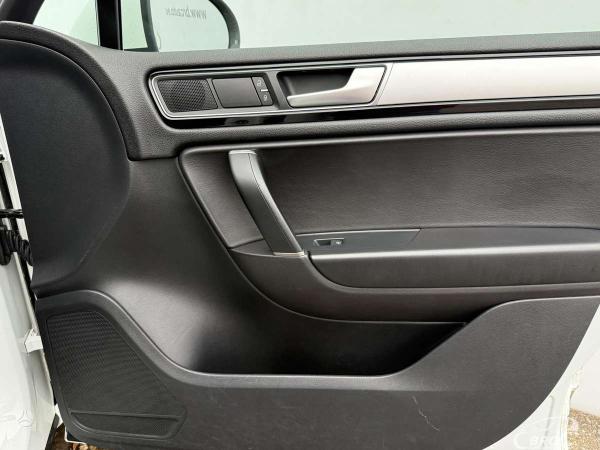 Balts Volkswagen Touareg 2015 Klaipėda, ar dzinēja tilpumu 2.97 L un nobraukumu 242 tūkst. km par 11900 €, foto 9 vietnē AUTOMOTO.COM.LV