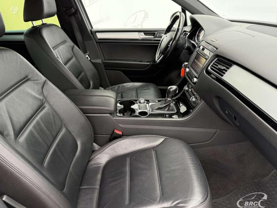 Balts Volkswagen Touareg 2015 Klaipėda, ar dzinēja tilpumu 2.97 L un nobraukumu 242 tūkst. km par 11900 €, foto 12 vietnē AUTOMOTO.COM.LV