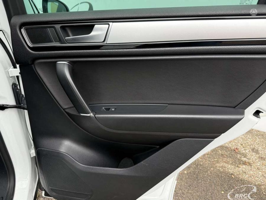 Balts Volkswagen Touareg 2015 Klaipėda, ar dzinēja tilpumu 2.97 L un nobraukumu 242 tūkst. km par 11900 €, foto 13 vietnē AUTOMOTO.COM.LV
