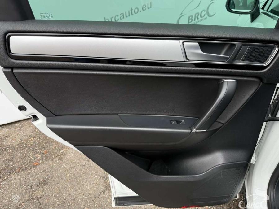 Balts Volkswagen Touareg 2015 Klaipėda, ar dzinēja tilpumu 2.97 L un nobraukumu 242 tūkst. km par 11900 €, foto 18 vietnē AUTOMOTO.COM.LV