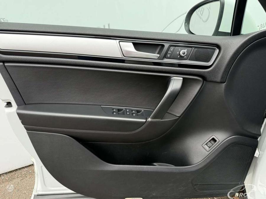 Balts Volkswagen Touareg 2015 Klaipėda, ar dzinēja tilpumu 2.97 L un nobraukumu 242 tūkst. km par 11900 €, foto 20 vietnē AUTOMOTO.COM.LV