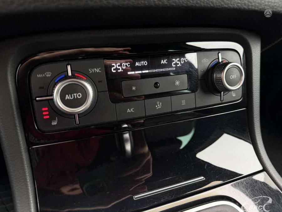 Balts Volkswagen Touareg 2015 Klaipėda, ar dzinēja tilpumu 2.97 L un nobraukumu 242 tūkst. km par 11900 €, foto 24 vietnē AUTOMOTO.COM.LV