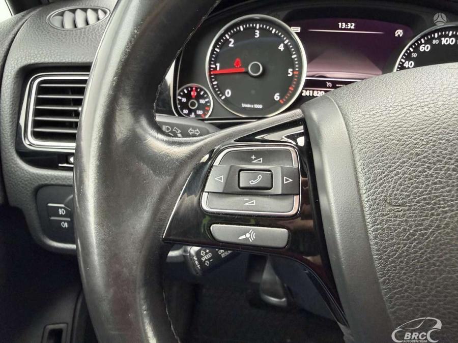 Balts Volkswagen Touareg 2015 Klaipėda, ar dzinēja tilpumu 2.97 L un nobraukumu 242 tūkst. km par 11900 €, foto 27 vietnē AUTOMOTO.COM.LV