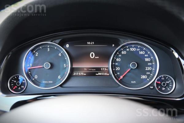 Balts Volkswagen Touareg 2015 Rīga, ar dzinēja tilpumu 3.00 L un nobraukumu 218 tūkst. km par 12995 €, foto 7 vietnē AUTOMOTO.COM.LV