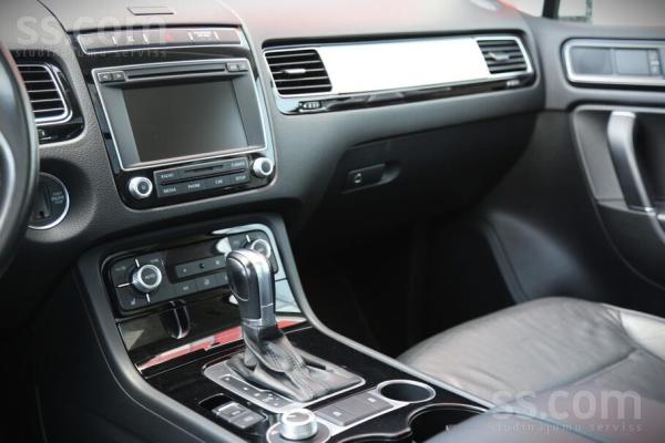 Balts Volkswagen Touareg 2015 Rīga, ar dzinēja tilpumu 3.00 L un nobraukumu 218 tūkst. km par 12995 €, foto 9 vietnē AUTOMOTO.COM.LV