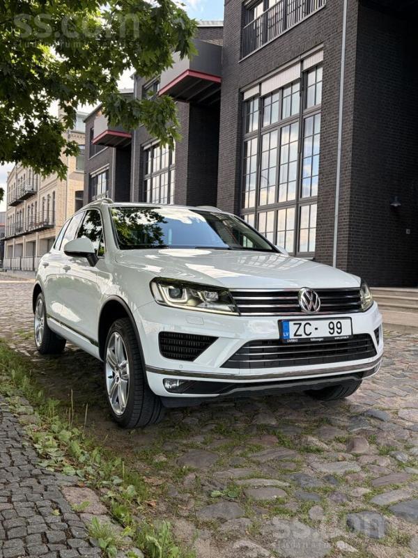 Balts Volkswagen Touareg 2015 Rīga, ar dzinēja tilpumu 3.00 L un nobraukumu 258 tūkst. km par 13500 €, foto 1 vietnē AUTOMOTO.COM.LV