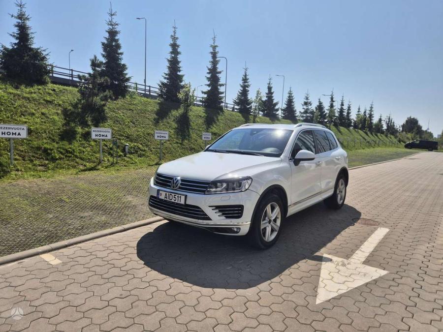 White Volkswagen Touareg 2015 in Vilnius, with an engine capacity of 2.97 L and mileage of 366 thousand km for 10700 €, photo 1 on AUTOMOTO.COM.LV