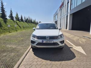 White Volkswagen Touareg 2015 in Vilnius, with an engine capacity of 2.97 L and mileage of 366 thousand km for 10700 €, photo 3 on AUTOMOTO.COM.LV