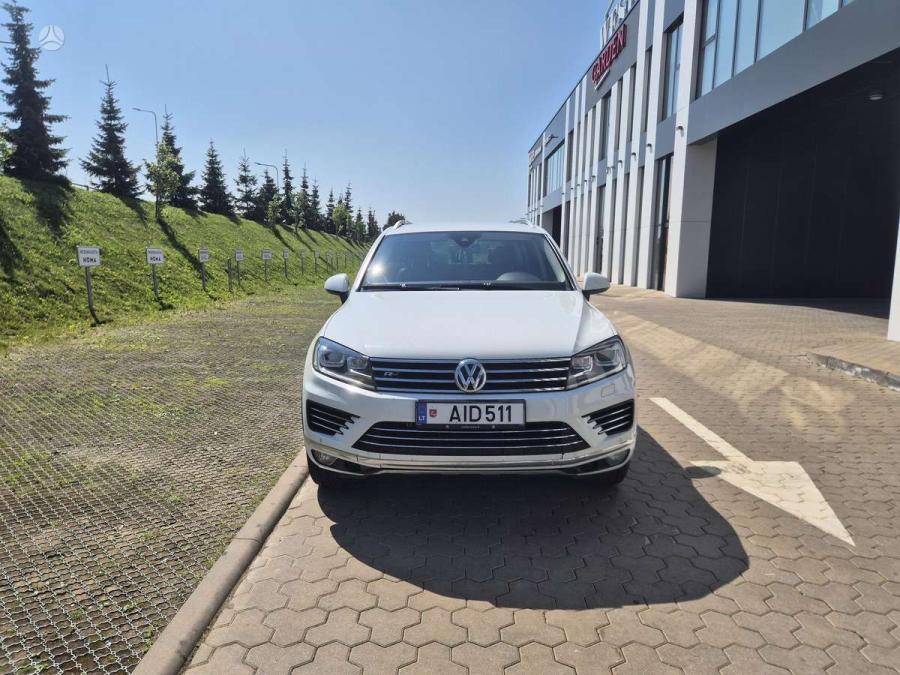 White Volkswagen Touareg 2015 in Vilnius, with an engine capacity of 2.97 L and mileage of 366 thousand km for 10700 €, photo 3 on AUTOMOTO.COM.LV