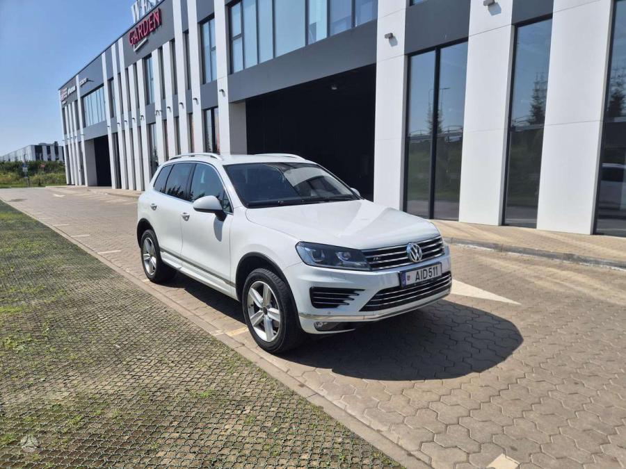 White Volkswagen Touareg 2015 in Vilnius, with an engine capacity of 2.97 L and mileage of 366 thousand km for 10700 €, photo 4 on AUTOMOTO.COM.LV