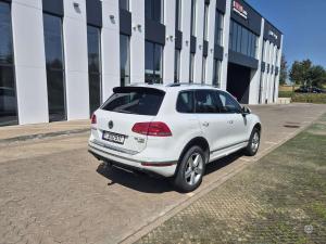 White Volkswagen Touareg 2015 in Vilnius, with an engine capacity of 2.97 L and mileage of 366 thousand km for 10700 €, photo 5 on AUTOMOTO.COM.LV