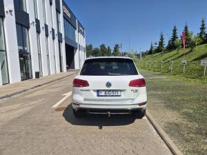 White Volkswagen Touareg 2015 in Vilnius, with an engine capacity of 2.97 L and mileage of 366 thousand km for 10700 €, photo 6 on AUTOMOTO.COM.LV