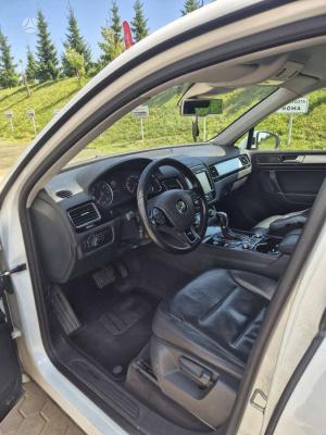 White Volkswagen Touareg 2015 in Vilnius, with an engine capacity of 2.97 L and mileage of 366 thousand km for 10700 €, photo 8 on AUTOMOTO.COM.LV