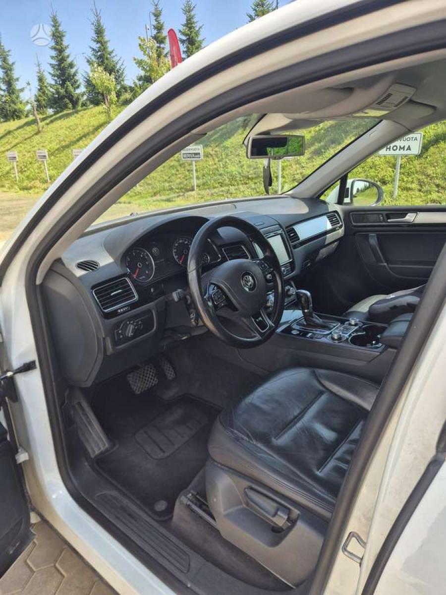 White Volkswagen Touareg 2015 in Vilnius, with an engine capacity of 2.97 L and mileage of 366 thousand km for 10700 €, photo 8 on AUTOMOTO.COM.LV