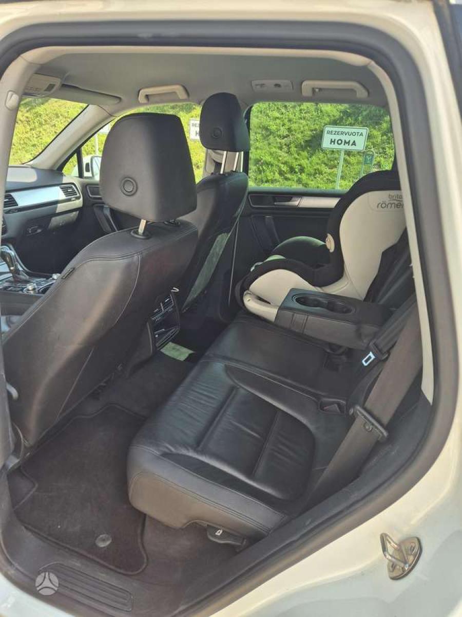 White Volkswagen Touareg 2015 in Vilnius, with an engine capacity of 2.97 L and mileage of 366 thousand km for 10700 €, photo 10 on AUTOMOTO.COM.LV