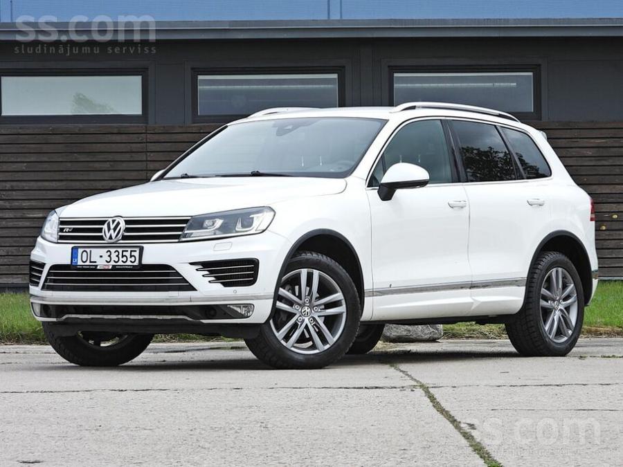White Volkswagen Touareg 2015 in Riga, with an engine capacity of 3.00 L and mileage of 240 thousand km for 17490 €, photo 1 on AUTOMOTO.COM.LV