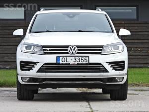 White Volkswagen Touareg 2015 in Riga, with an engine capacity of 3.00 L and mileage of 240 thousand km for 17490 €, photo 3 on AUTOMOTO.COM.LV