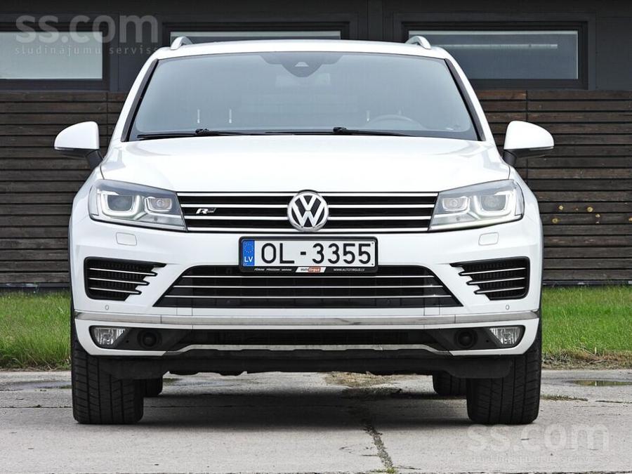 White Volkswagen Touareg 2015 in Riga, with an engine capacity of 3.00 L and mileage of 240 thousand km for 17490 €, photo 3 on AUTOMOTO.COM.LV