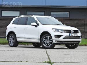 White Volkswagen Touareg 2015 in Riga, with an engine capacity of 3.00 L and mileage of 240 thousand km for 17490 €, photo 4 on AUTOMOTO.COM.LV