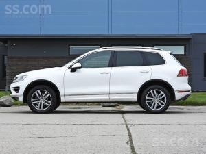 White Volkswagen Touareg 2015 in Riga, with an engine capacity of 3.00 L and mileage of 240 thousand km for 17490 €, photo 5 on AUTOMOTO.COM.LV