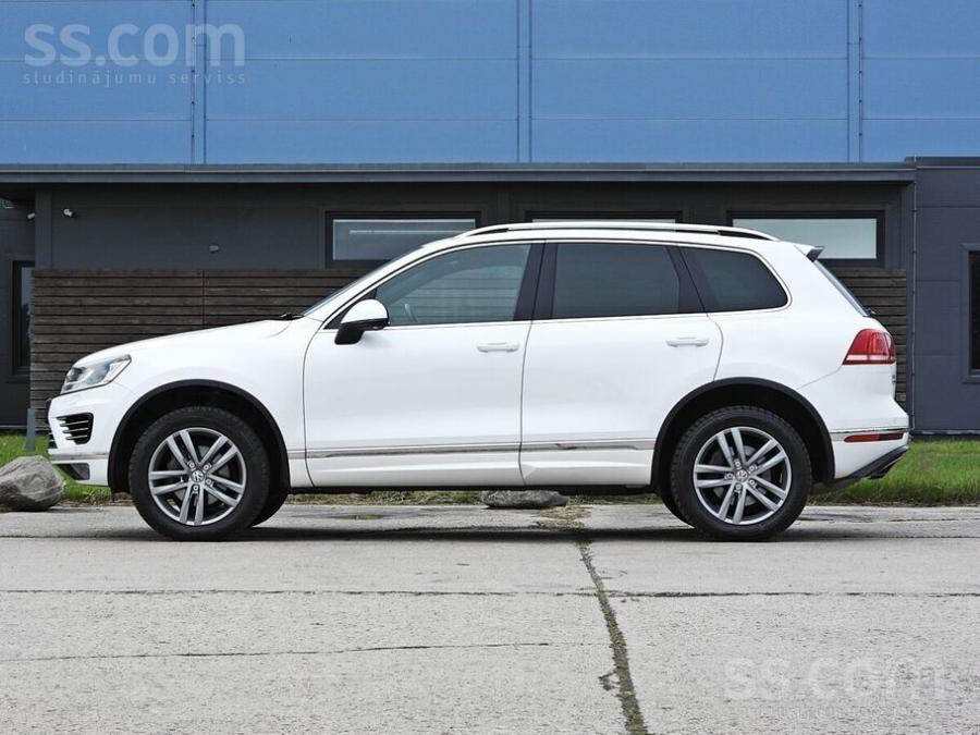 White Volkswagen Touareg 2015 in Riga, with an engine capacity of 3.00 L and mileage of 240 thousand km for 17490 €, photo 5 on AUTOMOTO.COM.LV