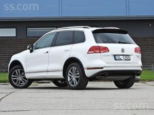White Volkswagen Touareg 2015 in Riga, with an engine capacity of 3.00 L and mileage of 240 thousand km for 17490 €, photo 6 on AUTOMOTO.COM.LV