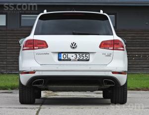 White Volkswagen Touareg 2015 in Riga, with an engine capacity of 3.00 L and mileage of 240 thousand km for 17490 €, photo 7 on AUTOMOTO.COM.LV