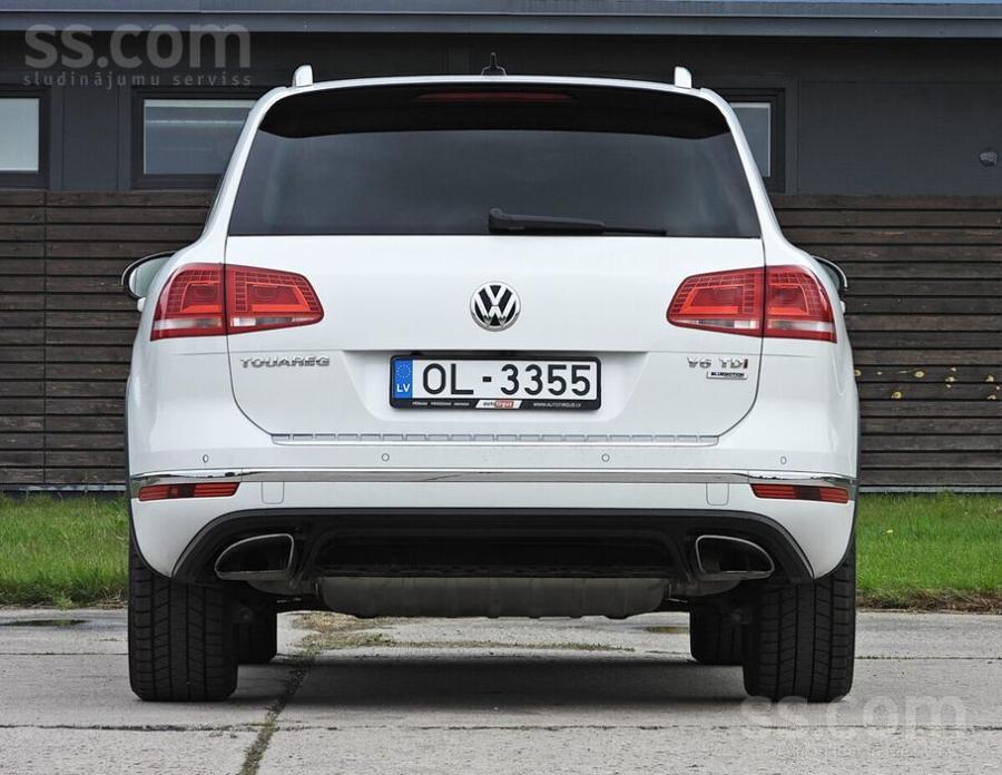 White Volkswagen Touareg 2015 in Riga, with an engine capacity of 3.00 L and mileage of 240 thousand km for 17490 €, photo 7 on AUTOMOTO.COM.LV