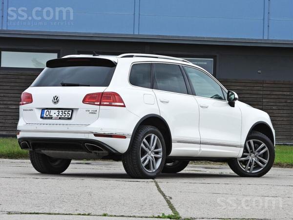 Balts Volkswagen Touareg 2015 Rīga, ar dzinēja tilpumu 3.00 L un nobraukumu 240 tūkst. km par 17490 €, foto 7 vietnē AUTOMOTO.COM.LV