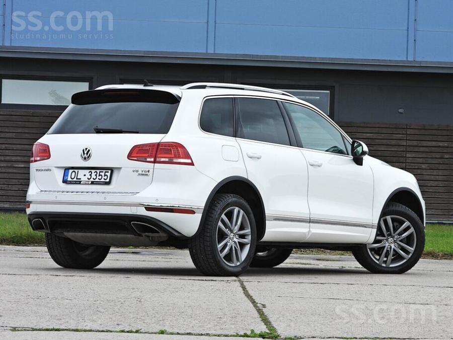 White Volkswagen Touareg 2015 in Riga, with an engine capacity of 3.00 L and mileage of 240 thousand km for 17490 €, photo 8 on AUTOMOTO.COM.LV