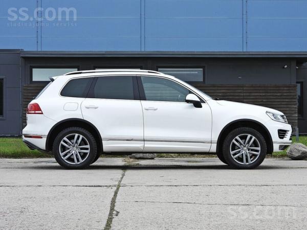 Balts Volkswagen Touareg 2015 Rīga, ar dzinēja tilpumu 3.00 L un nobraukumu 240 tūkst. km par 17490 €, foto 8 vietnē AUTOMOTO.COM.LV