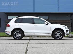 White Volkswagen Touareg 2015 in Riga, with an engine capacity of 3.00 L and mileage of 240 thousand km for 17490 €, photo 9 on AUTOMOTO.COM.LV