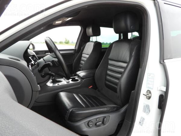 Balts Volkswagen Touareg 2015 Rīga, ar dzinēja tilpumu 3.00 L un nobraukumu 240 tūkst. km par 17490 €, foto 9 vietnē AUTOMOTO.COM.LV