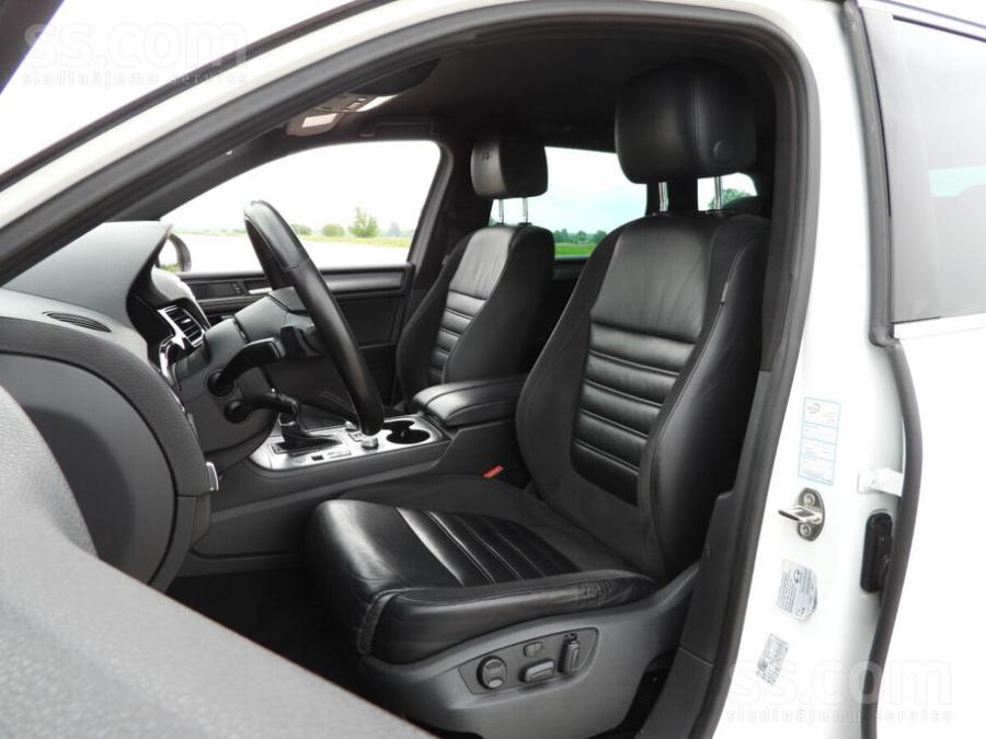 White Volkswagen Touareg 2015 in Riga, with an engine capacity of 3.00 L and mileage of 240 thousand km for 17490 €, photo 10 on AUTOMOTO.COM.LV