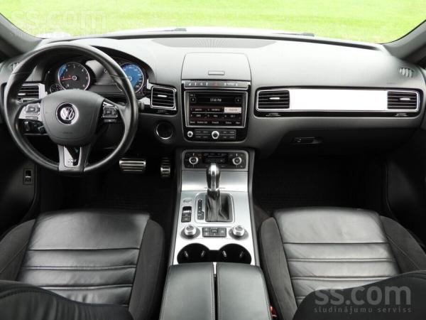Balts Volkswagen Touareg 2015 Rīga, ar dzinēja tilpumu 3.00 L un nobraukumu 240 tūkst. km par 17490 €, foto 10 vietnē AUTOMOTO.COM.LV