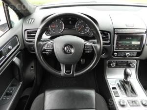 White Volkswagen Touareg 2015 in Riga, with an engine capacity of 3.00 L and mileage of 240 thousand km for 17490 €, photo 12 on AUTOMOTO.COM.LV
