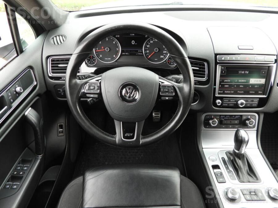 White Volkswagen Touareg 2015 in Riga, with an engine capacity of 3.00 L and mileage of 240 thousand km for 17490 €, photo 12 on AUTOMOTO.COM.LV