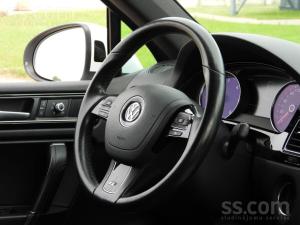 White Volkswagen Touareg 2015 in Riga, with an engine capacity of 3.00 L and mileage of 240 thousand km for 17490 €, photo 13 on AUTOMOTO.COM.LV