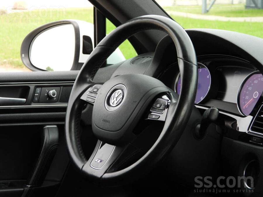 White Volkswagen Touareg 2015 in Riga, with an engine capacity of 3.00 L and mileage of 240 thousand km for 17490 €, photo 13 on AUTOMOTO.COM.LV